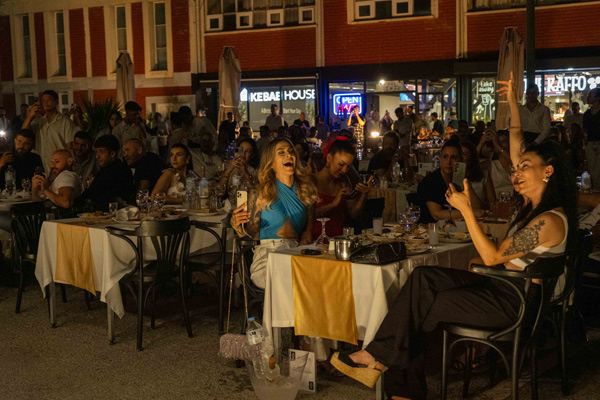 Star Kıbrıs - THE KAFFO ‘da HALİL SEZAİ’ye YOĞUN İLGİ - Dorana Turizm ...